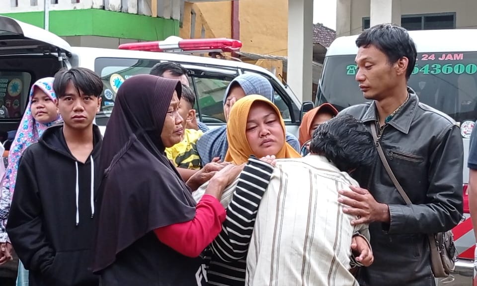Korban Kecelakaan Maut, Satu Keluarga Tiga Orang Dimakamkan ... Korban Kecelakaan Maut, Satu Keluarga Tiga Orang Dimakamkan ...