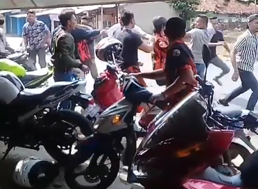 Debt Collector Adu Jotos Vc Ormas Gara-Gara Tarik Kendaraan di Jalan Debt Collector Adu Jotos Vc Ormas Gara-Gara Tarik Kendaraan di Jalan